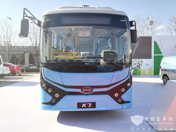 这六款客车为道路运输年会场外站台_行业动态_专汽网